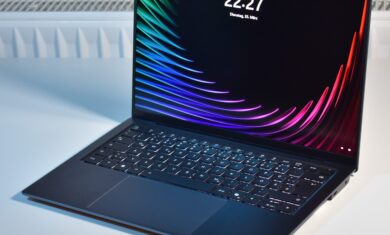 Lenovo Yoga Air 14 Ultra Aura Balances 975 Grams With Up To 21 Hours ...
